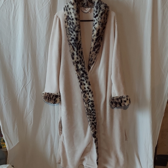 Secret Treasures | Intimates & Sleepwear | Robe | Poshmark